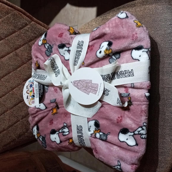 Peanuts | Intimates & Sleepwear | Nwt Peanuts Plush Hooded Robe Snoopy ...